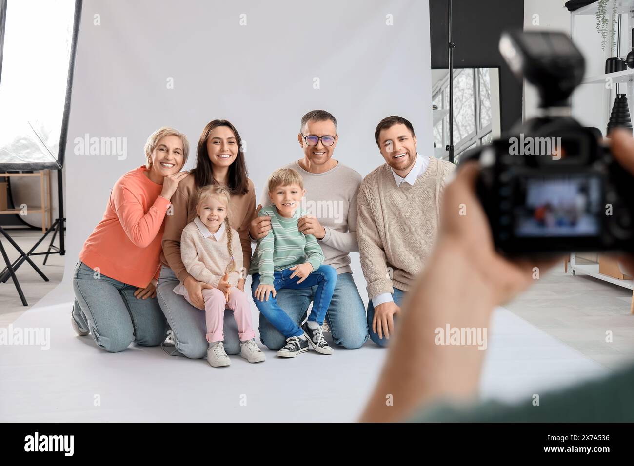 Big family photo shoot hi-res stock photography and images - Alamy