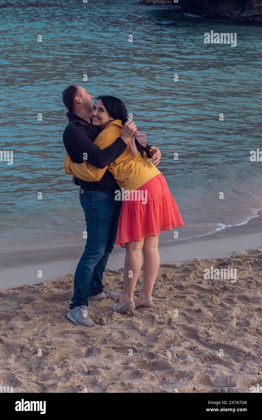 Happy cute couple hugging beach hi-res stock photography and images - Alamy