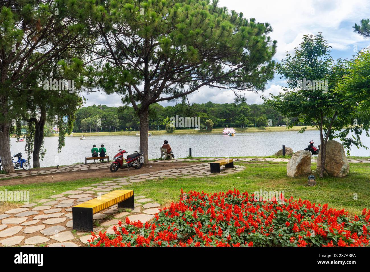 Xuan Huong Lake is the largest and most beautiful man-made Dalat lake ...