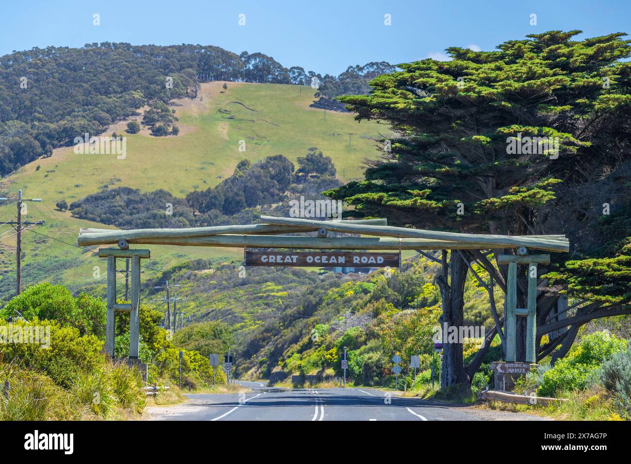 The Great Ocean Road memorial arch in Eastern View, Victoria, Australia ...