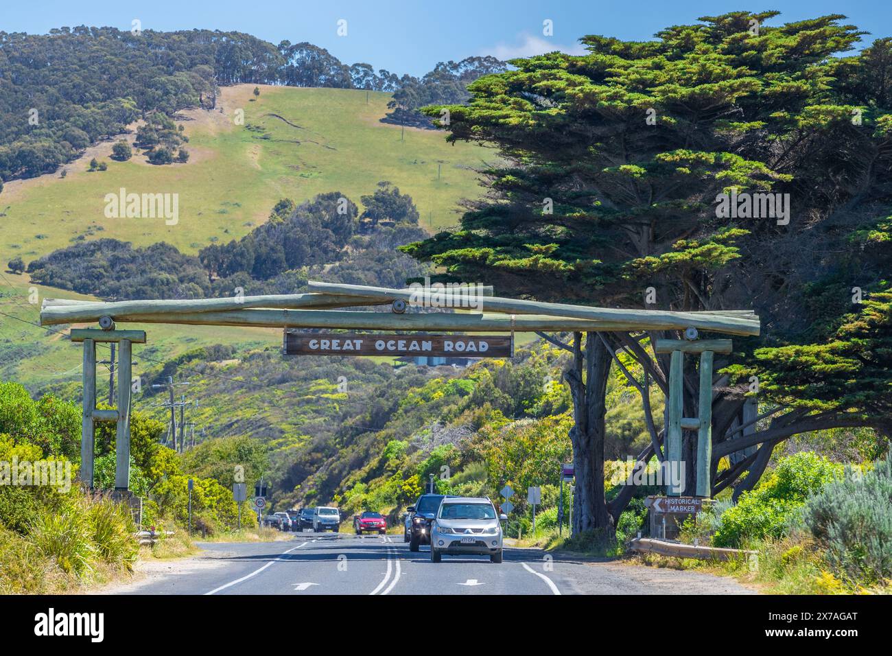 The Great Ocean Road memorial arch in Eastern View, Victoria, Australia ...