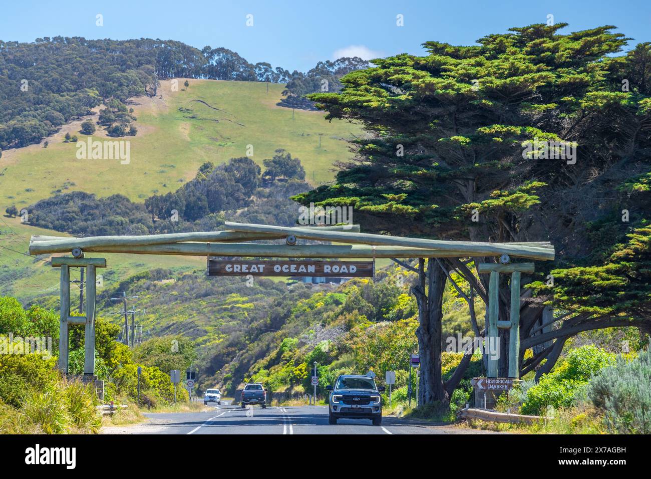 The Great Ocean Road memorial arch in Eastern View, Victoria, Australia ...