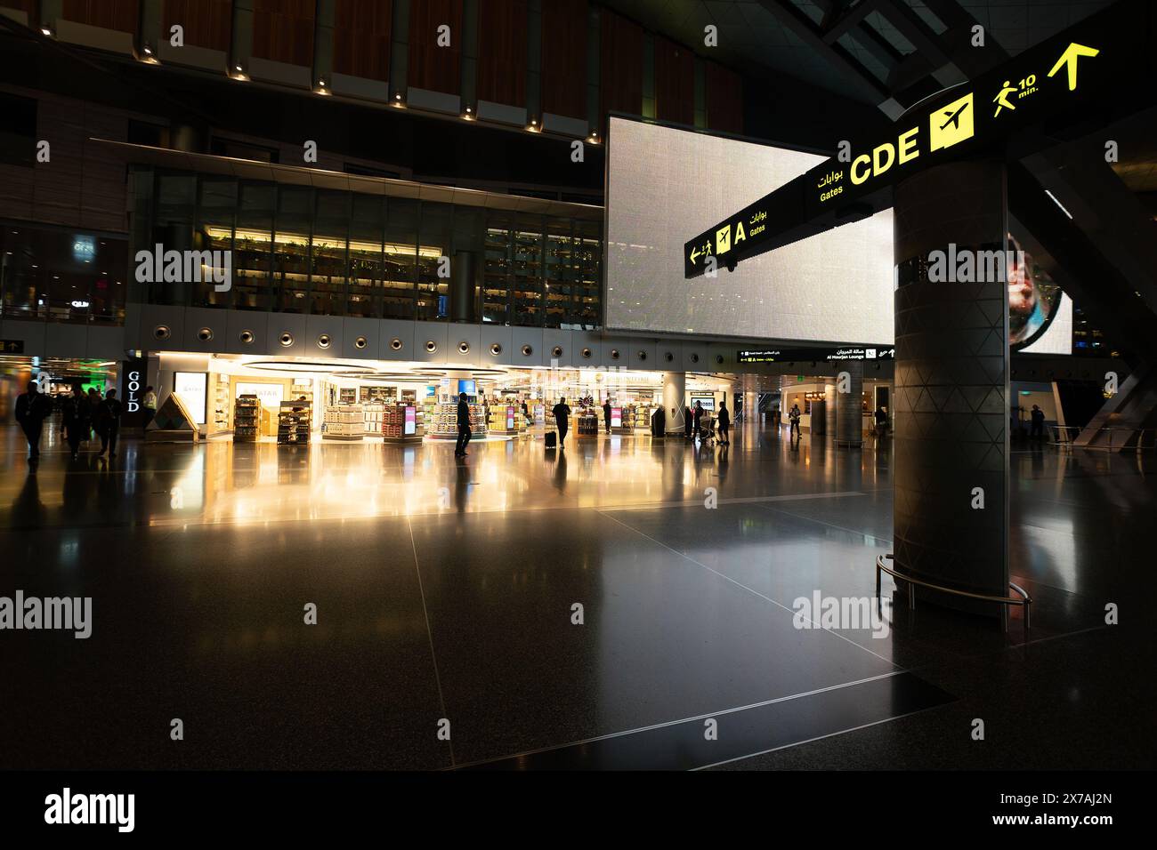 DOHA, QATAR - OCTOBER 13, 2023: interior shot of Doha’s Hamad International Airport Stock Photo ...