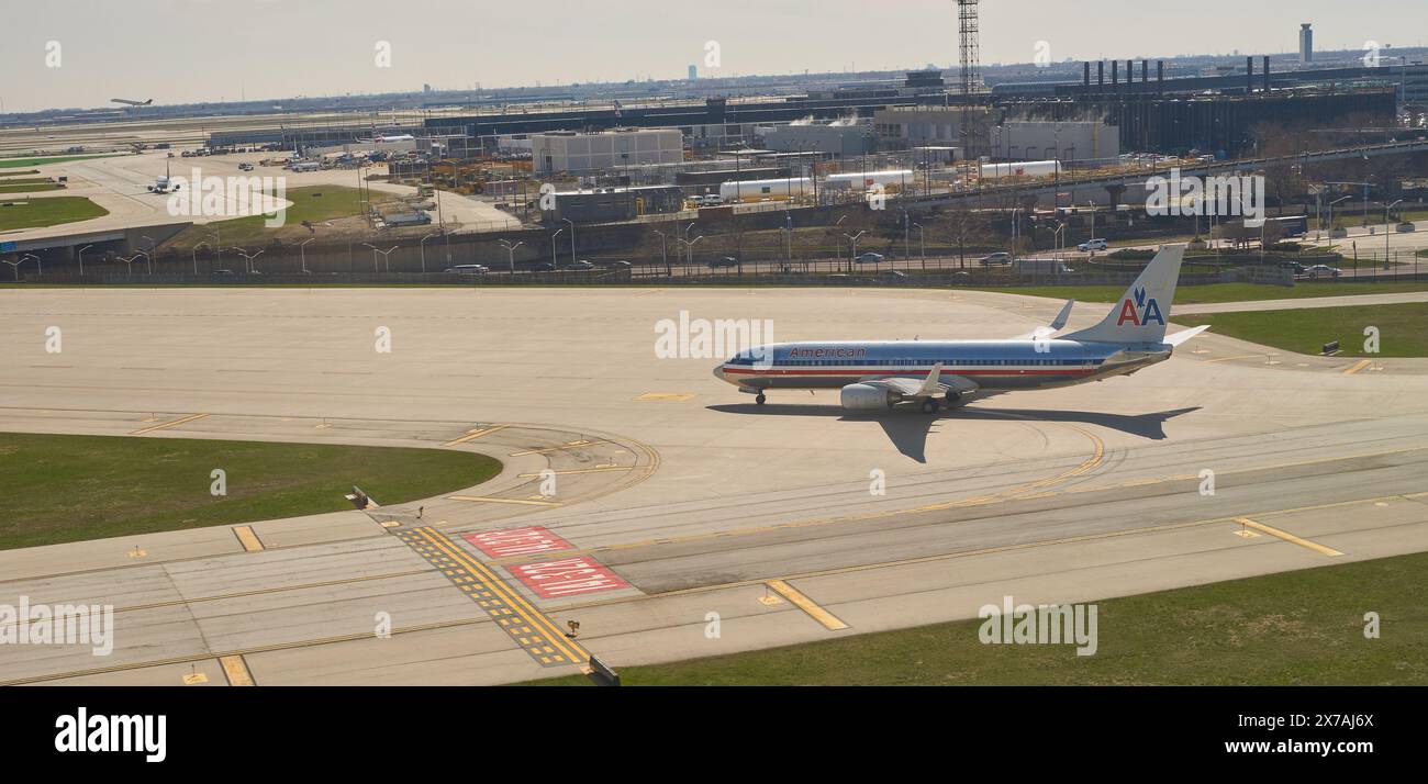 CHICAGO, IL - APRIL 05, 2016: American Airlines Boeing 737-800 taxiing ...