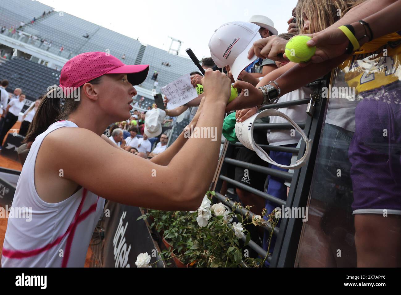 Rome, Italy 18.05.2024: IGA SWIATEK (POL) win the trophy at end of ...