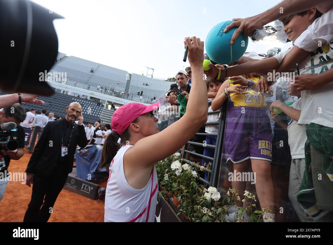 Rome, Italy 18.05.2024: IGA SWIATEK (POL) win the trophy at end of ...