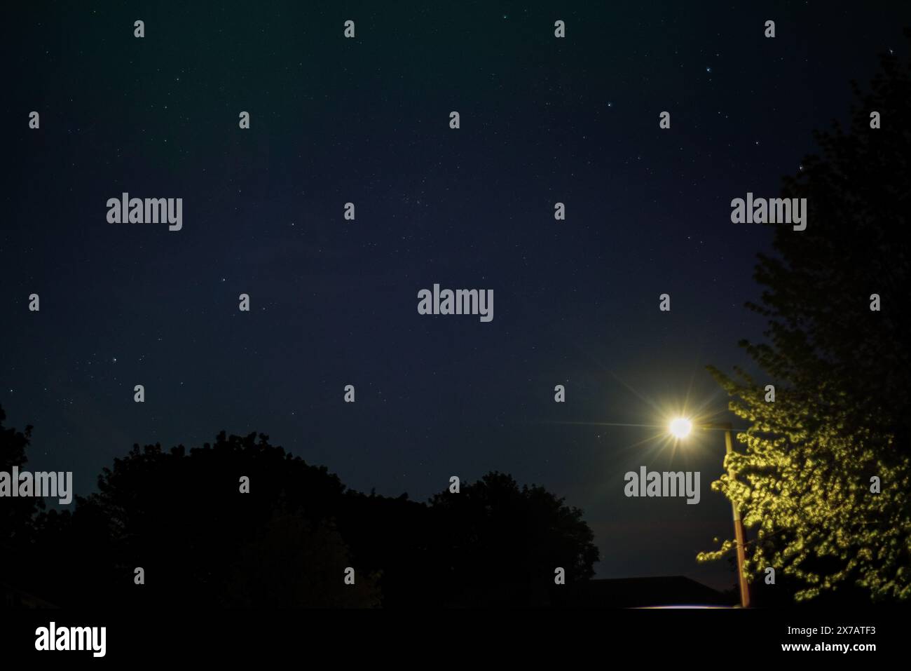 Clear night view of stars over an urban area of light pollution Stock ...