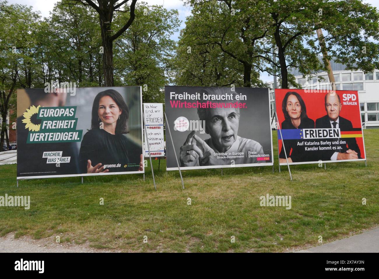 Feature / Symbol: Wahlplakate 05/24 thg Wahlplakate in Bielefeld im Mai ...