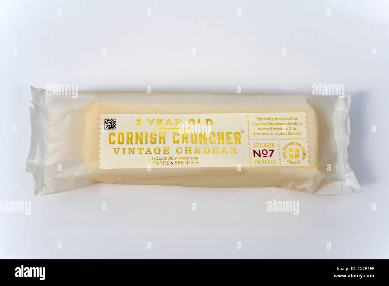 M&S 3 year old Cornish cruncher vintage cheddar cheese Stock Photo - Alamy