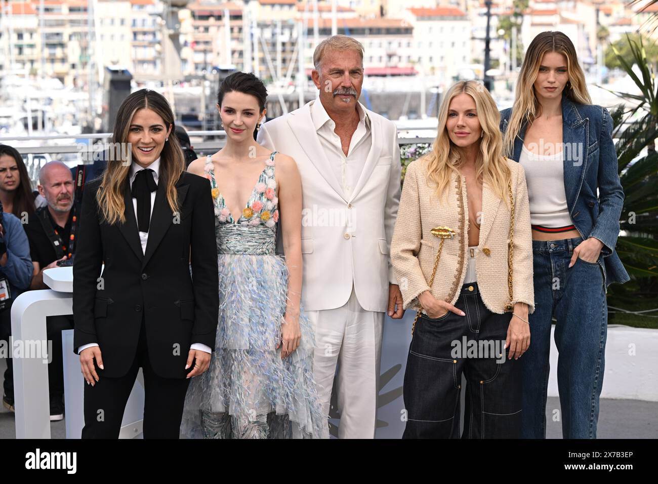 Isabelle Fuhrman Ella Hunt Kevin Costner Sienna Miller And Abbey Lee At The Photo Call For 