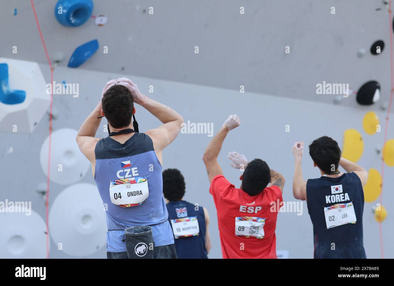 Shanghai. 19th May, 2024. Athletes observe the wall during the men's ...