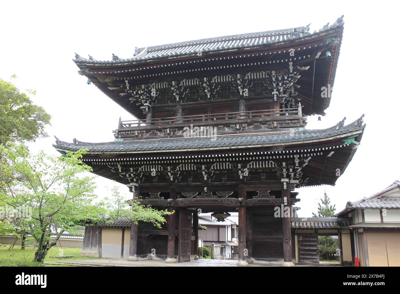 Nio-mon Gate of Seiryo-ji Temple in Kyoto, Japan Stock Photo - Alamy