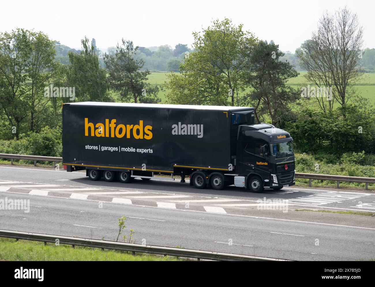 Halfords lorry, M40 motorway, Warwickshire, UK Stock Photo - Alamy
