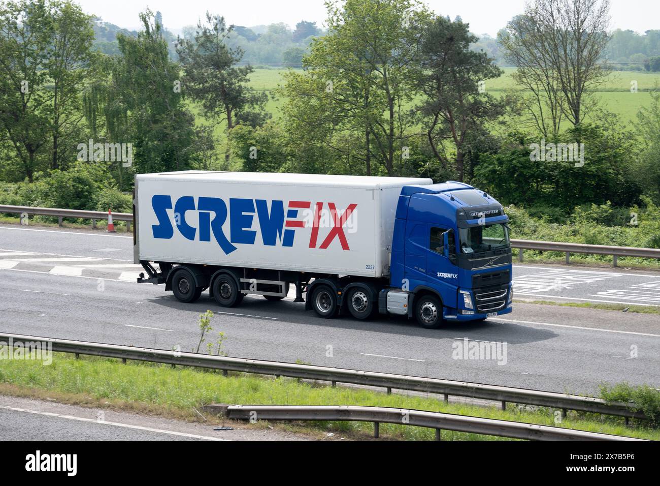 Screwfix lorry, M40 motorway, Warwickshire, UK Stock Photo - Alamy