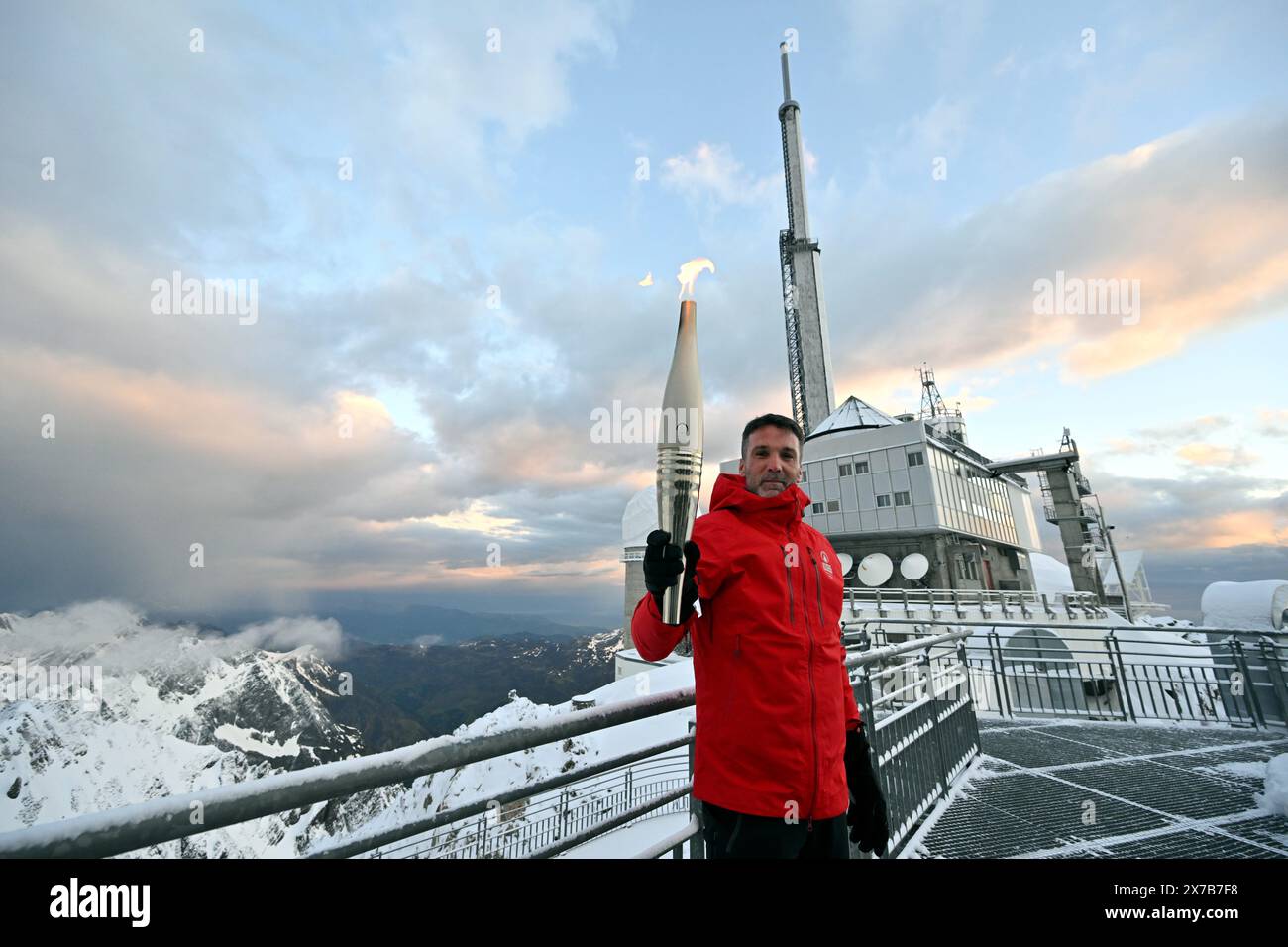 Relais de la flamme olympique 2024 hi-res stock photography and images ...