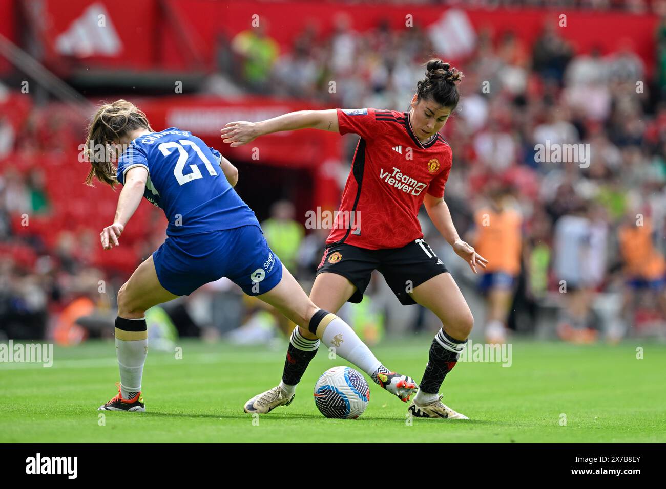 Lucía García of Manchester United Women holds off a challenge from ...