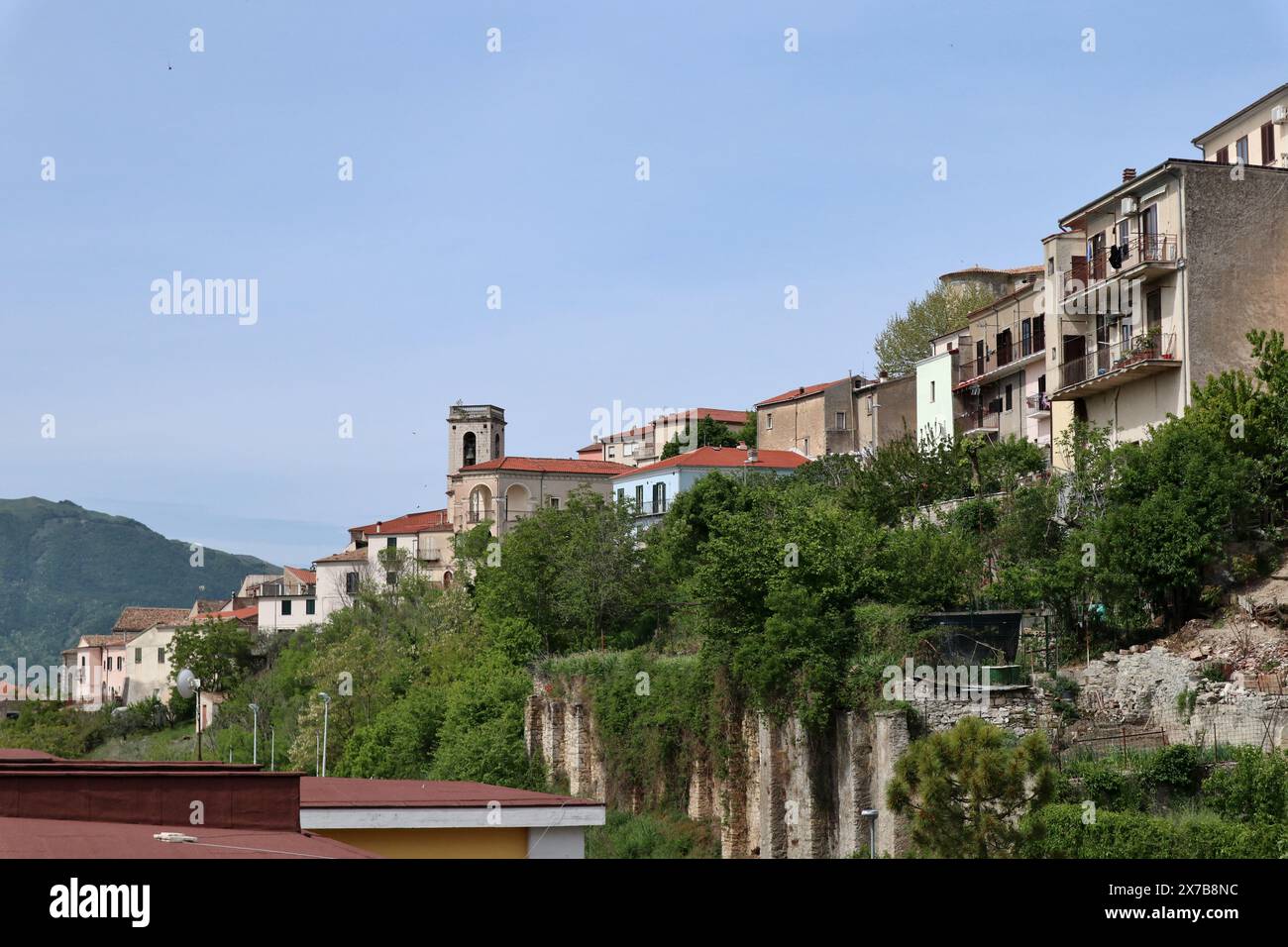 Villaggio chiesa strada del villaggio hi-res stock photography and ...