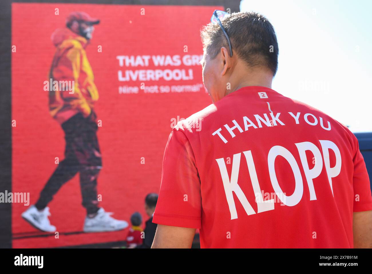 A fan with Thank you Klopp looks at the Jürgen Klopp Manager goodbye ...