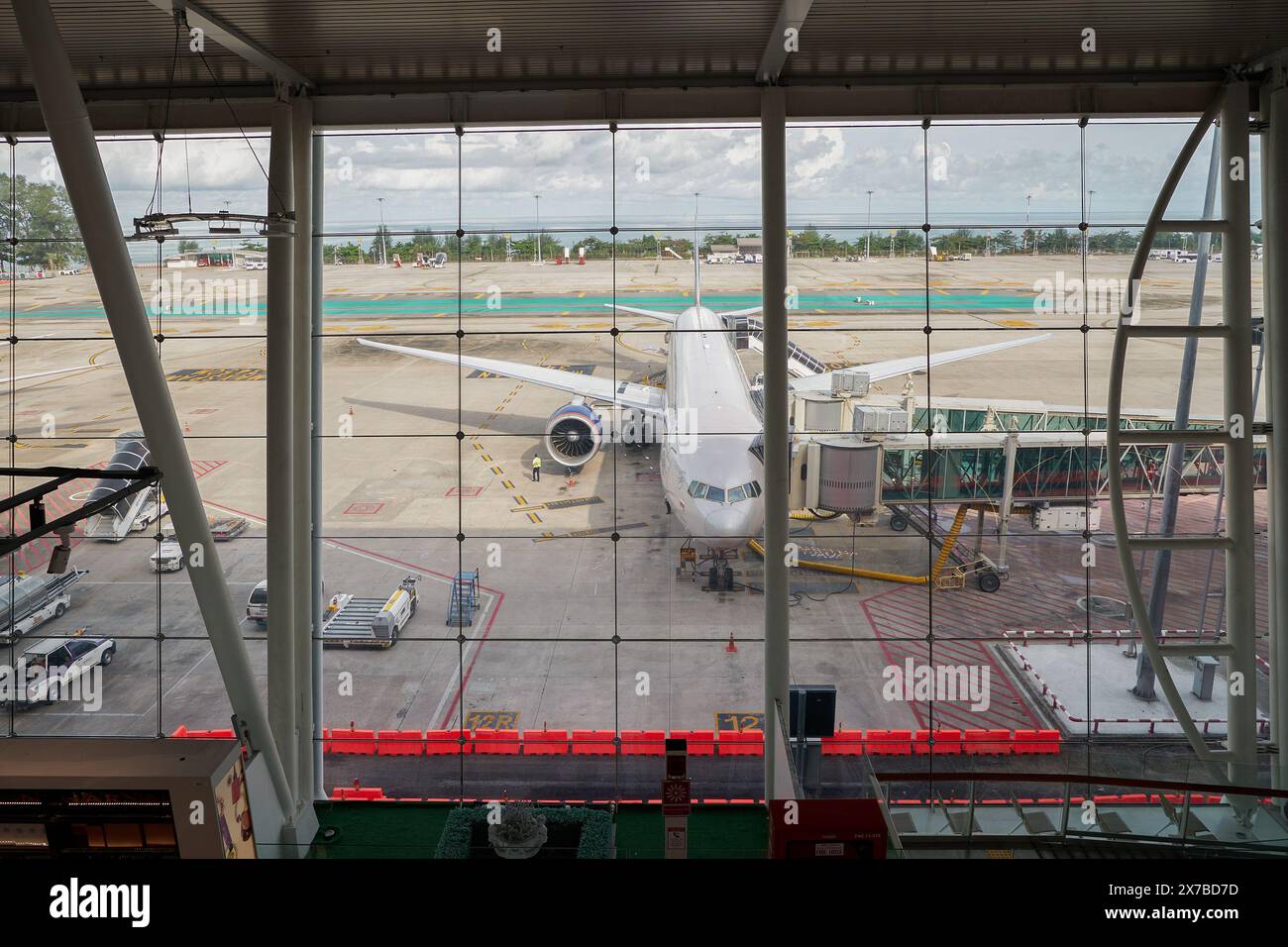 Boeing 777 aircraft window hi-res stock photography and images - Alamy