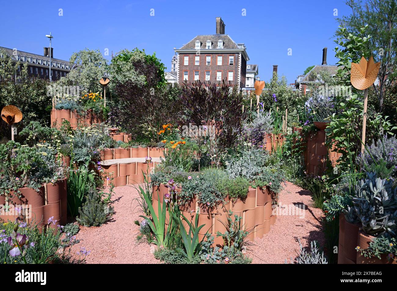 Royal Hospital, Chelsea, London, UK. 19th May, 2024. Finishing touches ...