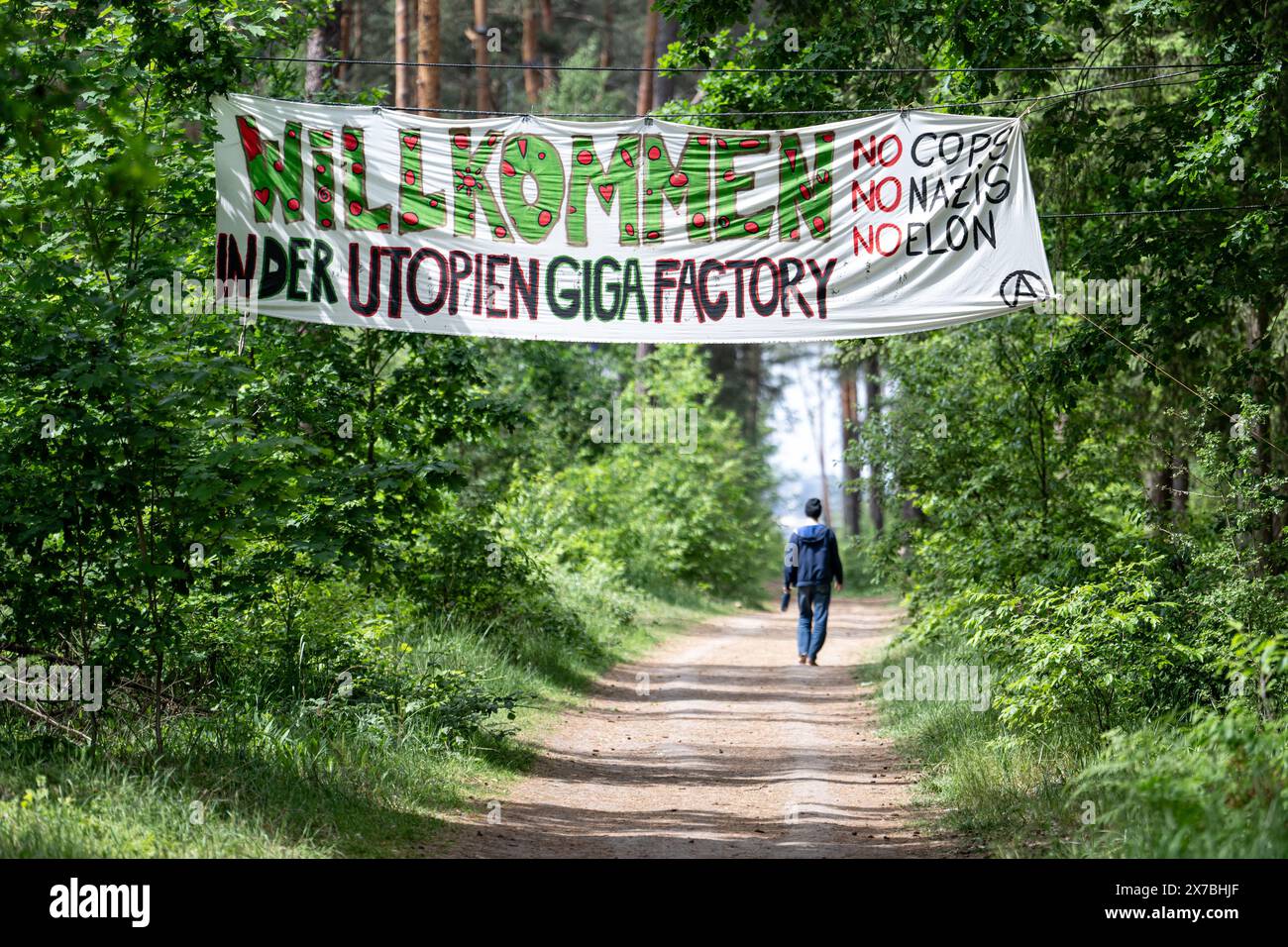 19 May 2024, Brandenburg, Grünheide: A banner with the words "Welcome ...