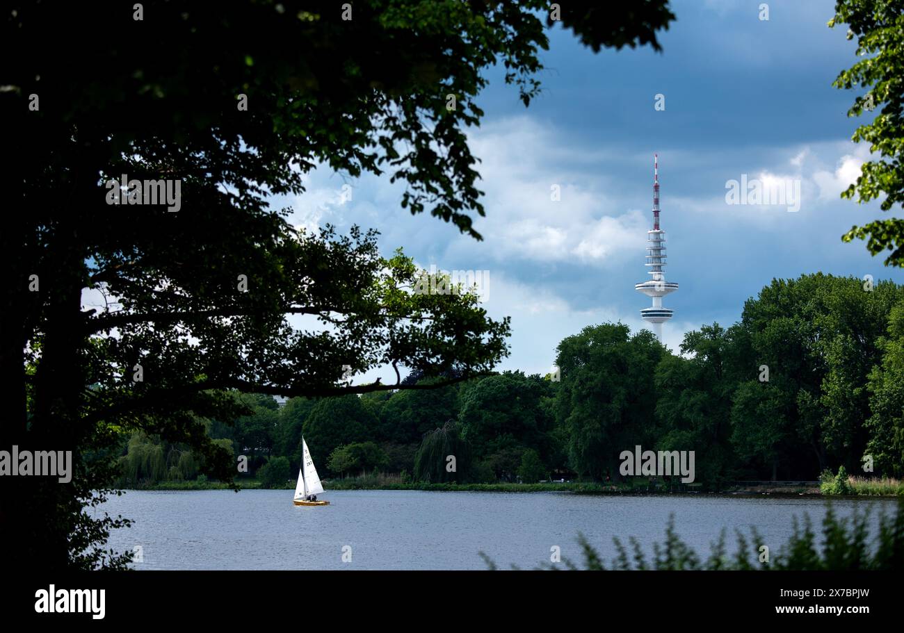19 May 2024, Hamburg: A sailing boat is underway on the Outer Alster ...