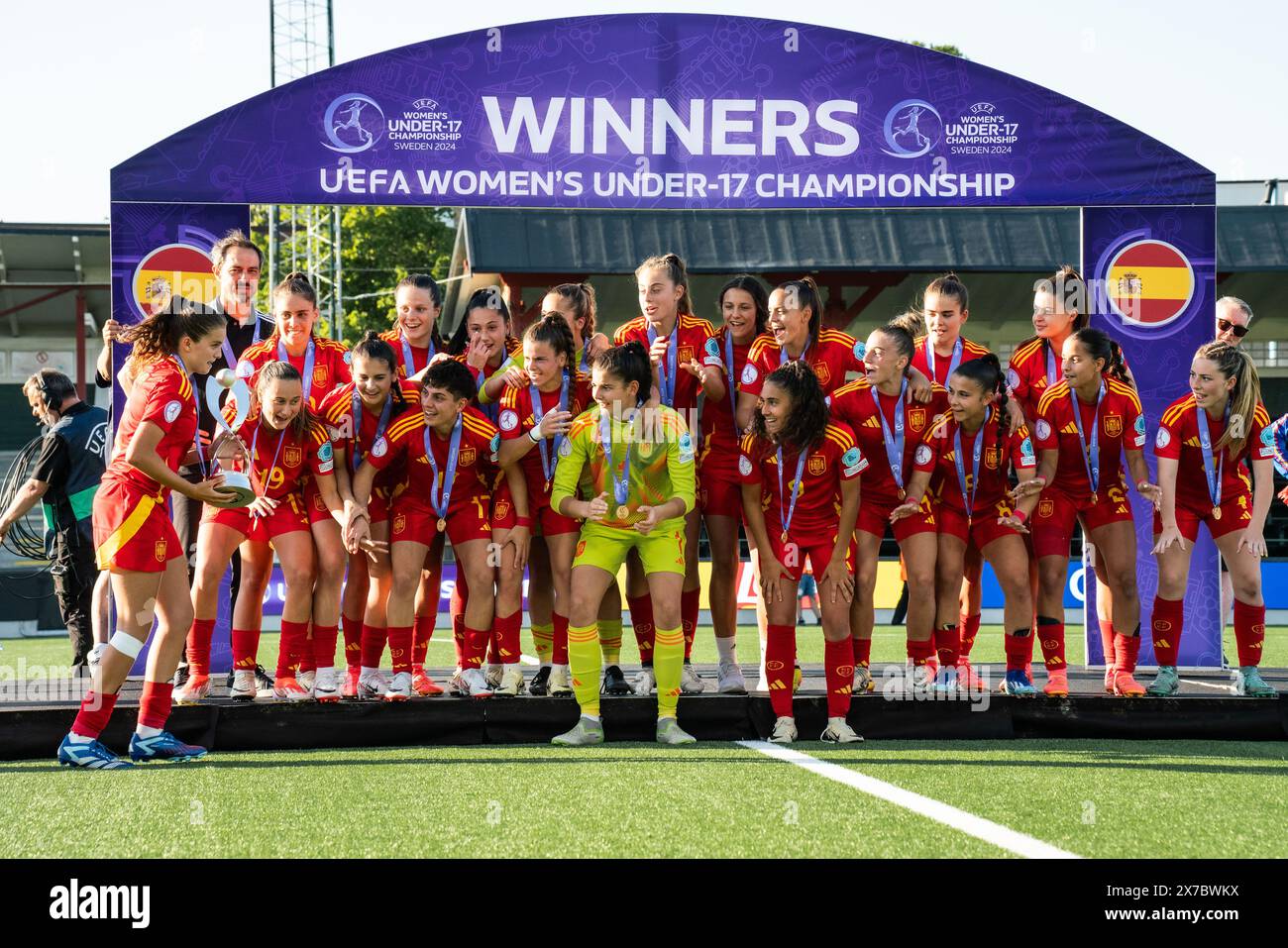 Malmö, Sweden. 18th, May 2024. Captain Amaya (5) and the players of Spain can lift the trophy as ...