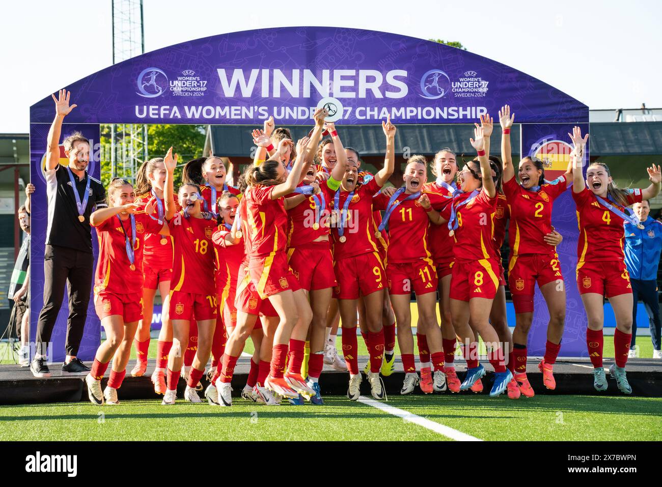 Malmö, Sweden. 18th, May 2024. Captain Amaya (5) and the players of Spain can lift the trophy as ...