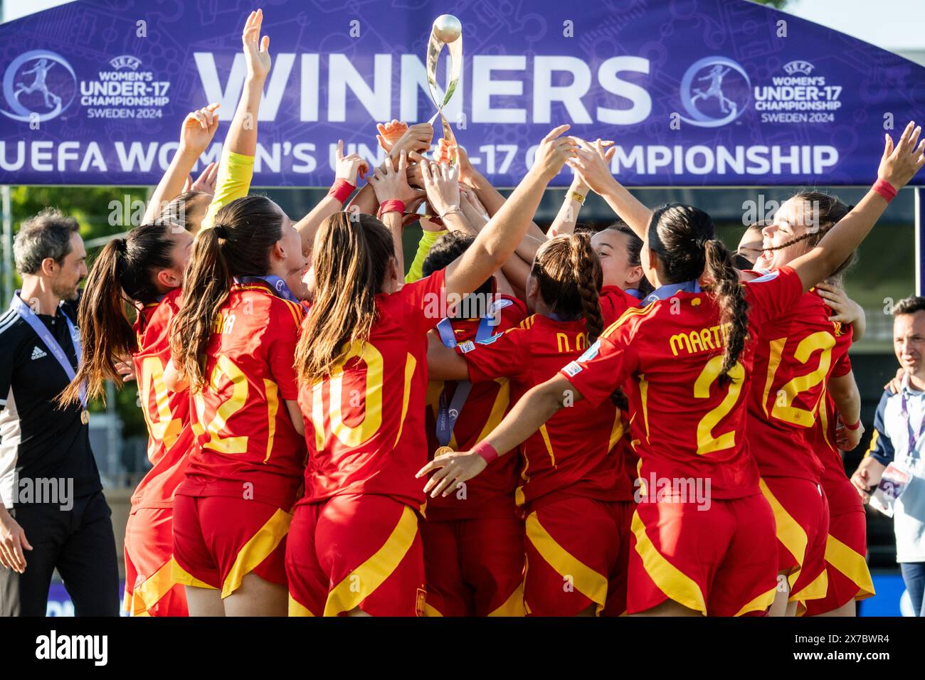 Malmö, Sweden. 18th, May 2024. Captain Amaya (5) and the players of Spain can lift the trophy as ...