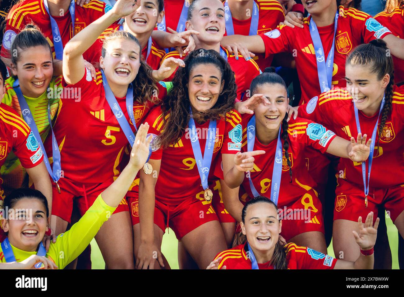 Malmö, Sweden. 18th May, 2024. Captain Amaya (5) and the players of Spain can lift the trophy as ...