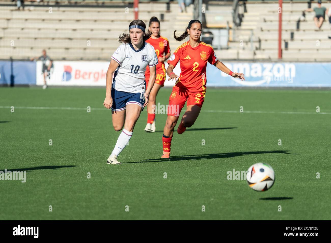 Malmö, Sweden. 18th, May 2024. Vera Jonas (10) of England and Martina Gonzalez (2) of Spain seen ...