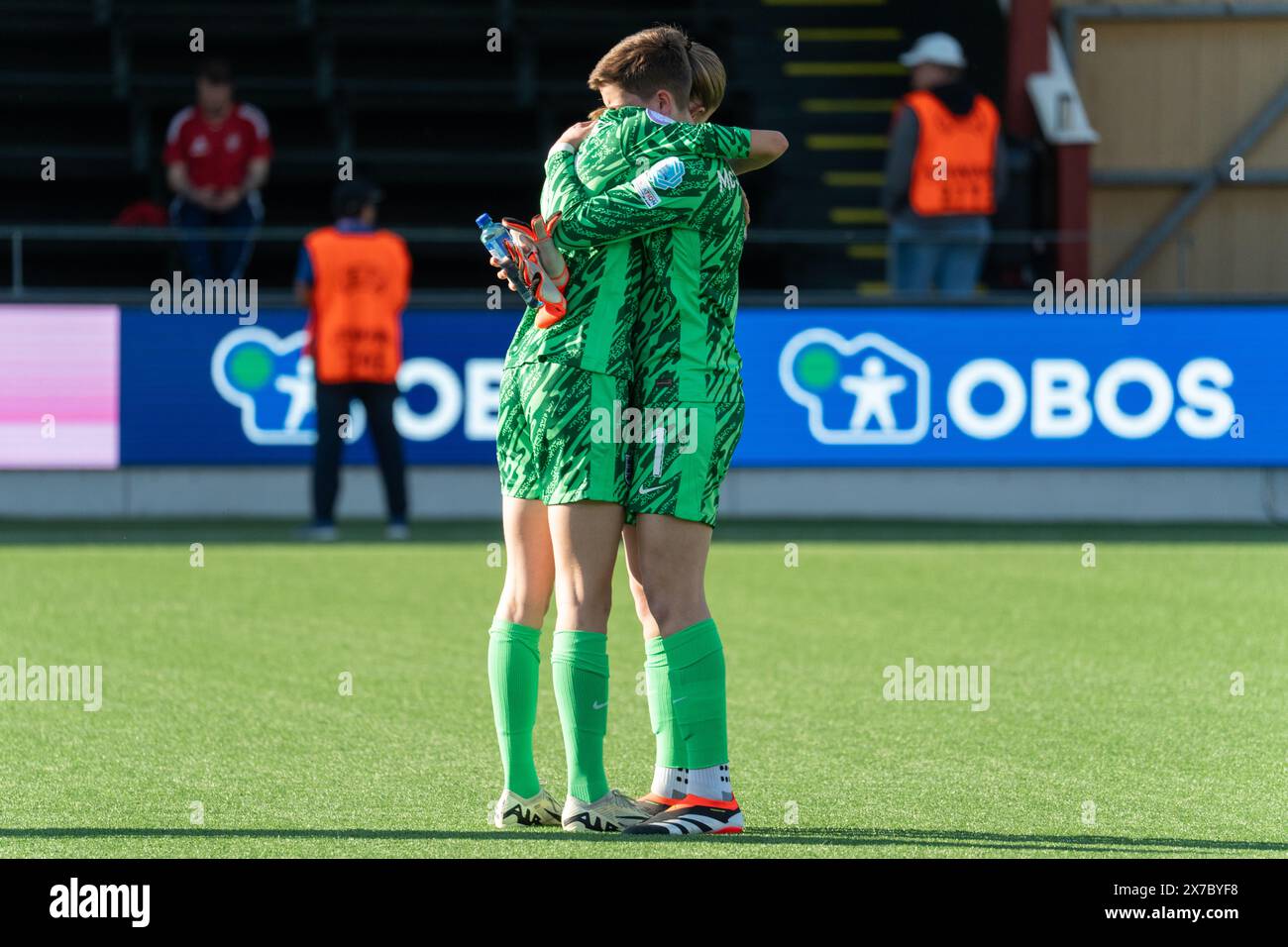 Malmö, Sweden. 18th May, 2024. Goalkeeper Rebekah Dowsett (L) gives a ...