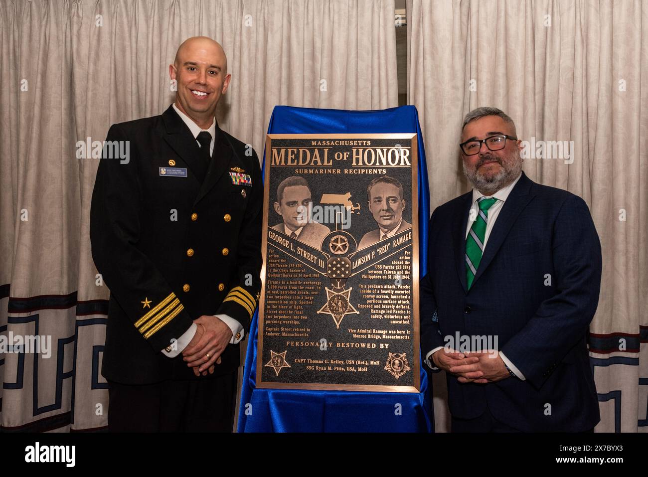 Mike siedsma commanding officer us navy hi-res stock photography and ...