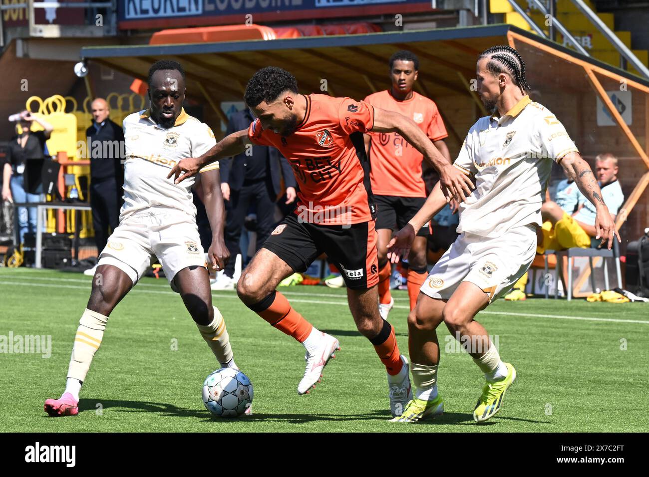 VOLENDAM - (l-r) Bobby Adekanye of Go Ahead Eagles, Achraf Douiri of FC ...