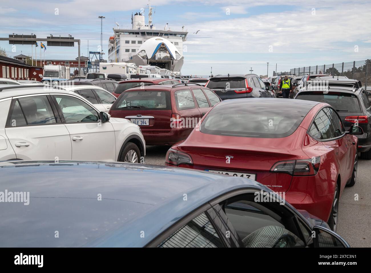 car queue for boarding the ferry Grisslehamn - Eckerö Stock Photo - Alamy