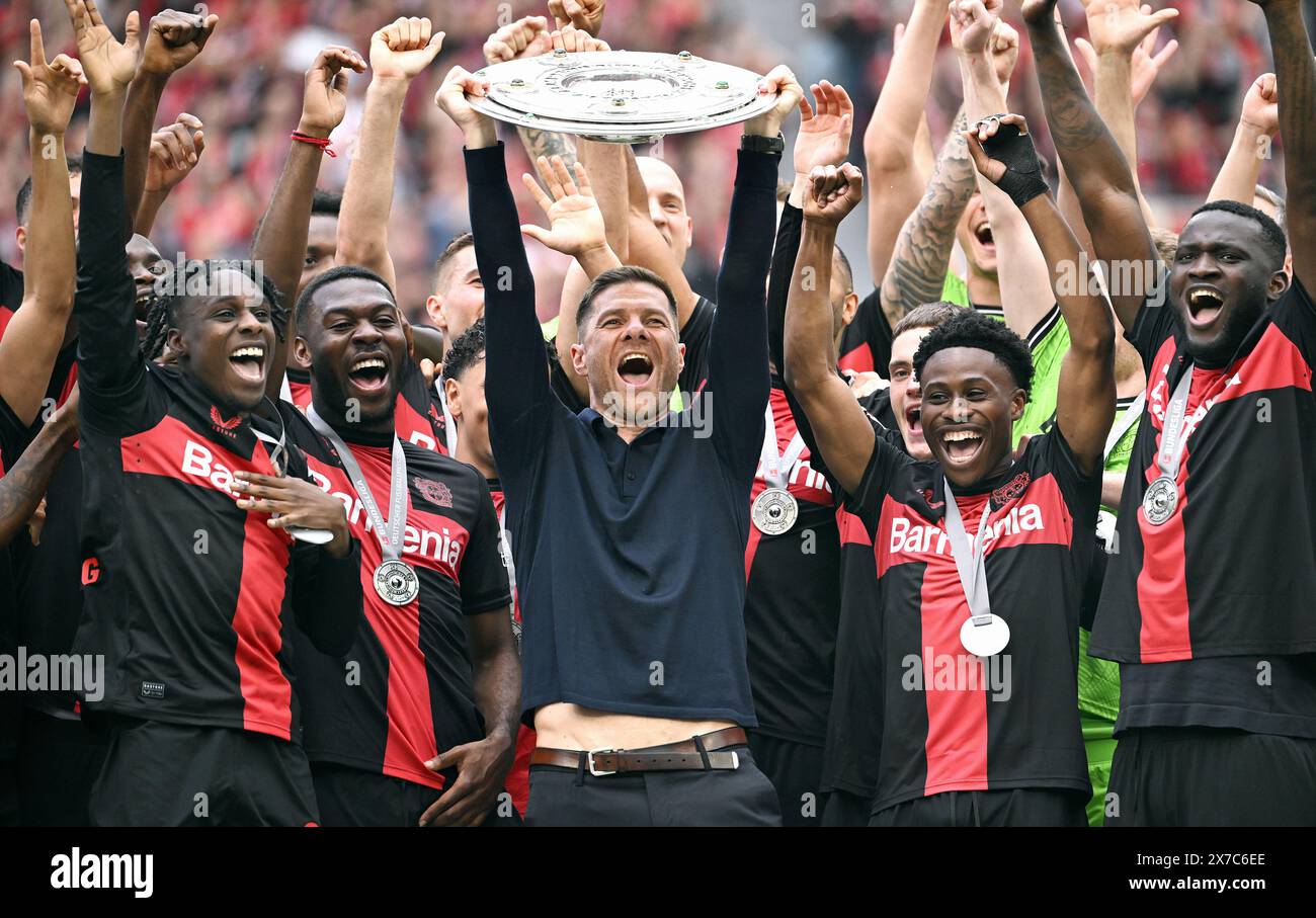 Xabi alonso bundesliga trophy hi-res stock photography and images - Alamy