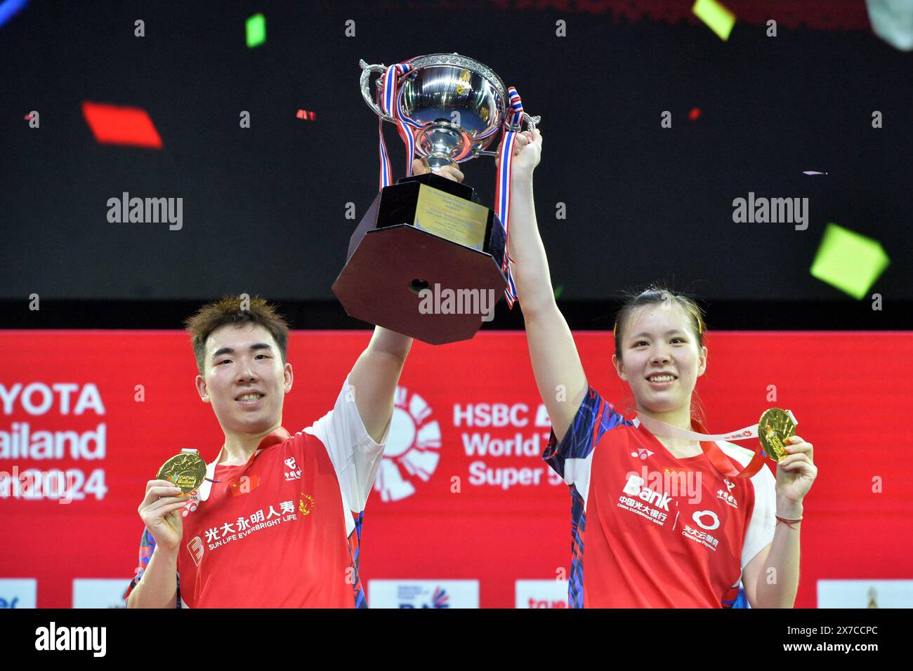 (240519) -- BANGKOK, May 19, 2024 (Xinhua) -- Guo Xinwa (L)/Chen Fanghui of China pose with the ...