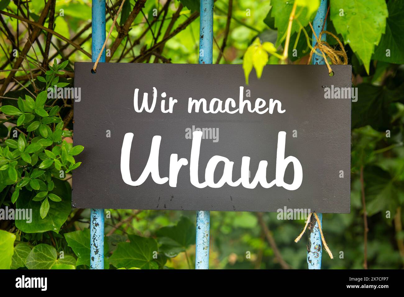 Symbolbild Betriebsferien/Urlaub: Schild am Garten mit der Aufschrift ...