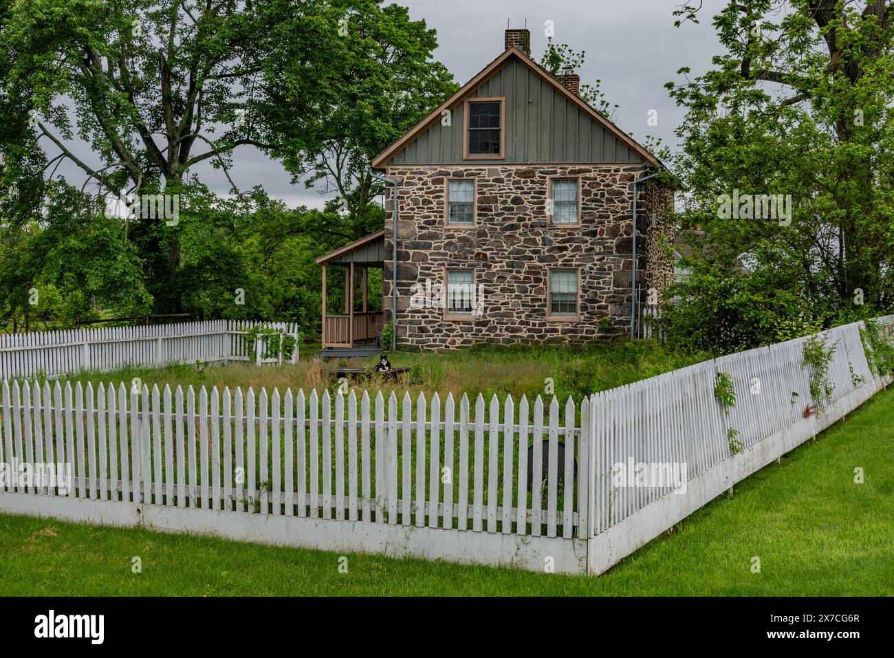 Civil War Farmhouse and Cat Stock Photo - Alamy