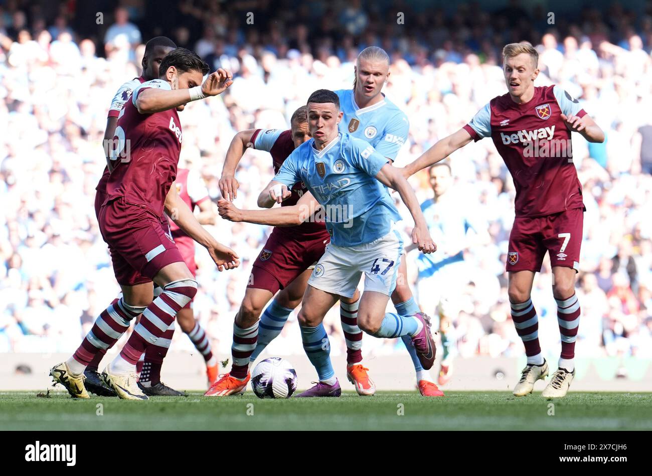 Manchester City's Phil Foden battles though the West Ham United defence ...