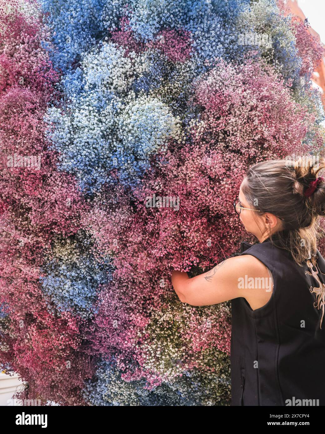 London, UK. 19th May, 2024. Staff from Moyses Stevens florists are ...