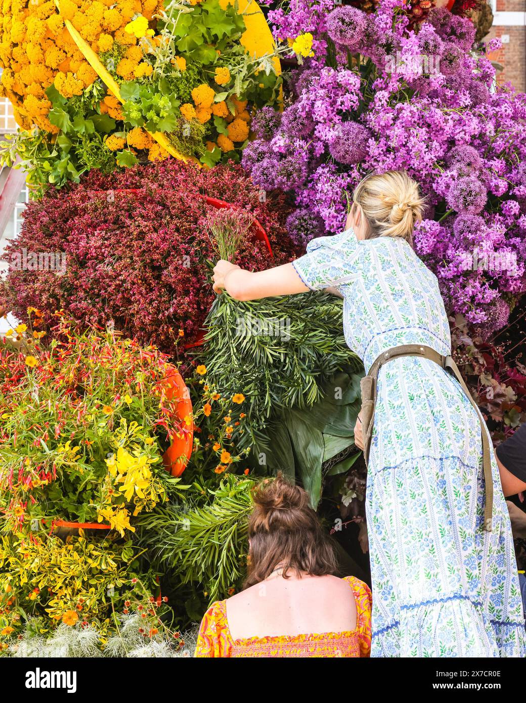 London, UK. 19th May, 2024. Staff from Lucy Vail Floristry create what ...