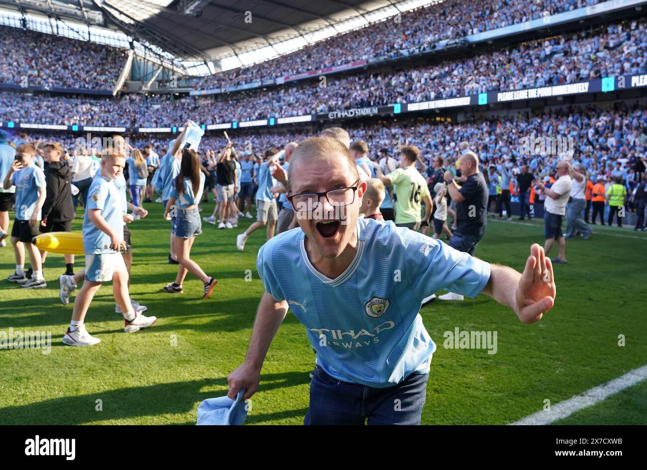 Manchester City fans invade the pitch following Premier League match at ...