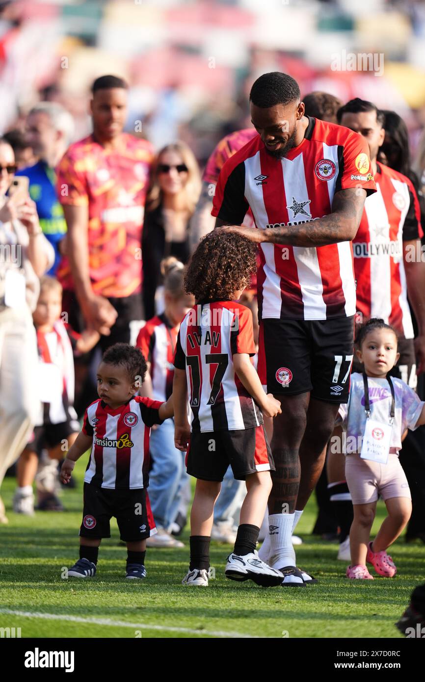 Brentford's Ivan Toney and family take a lap of honour following the ...