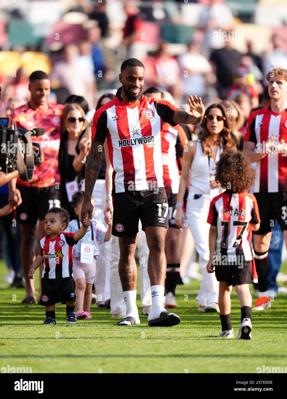 Brentford's Ivan Toney and family take a lap of honour following the ...