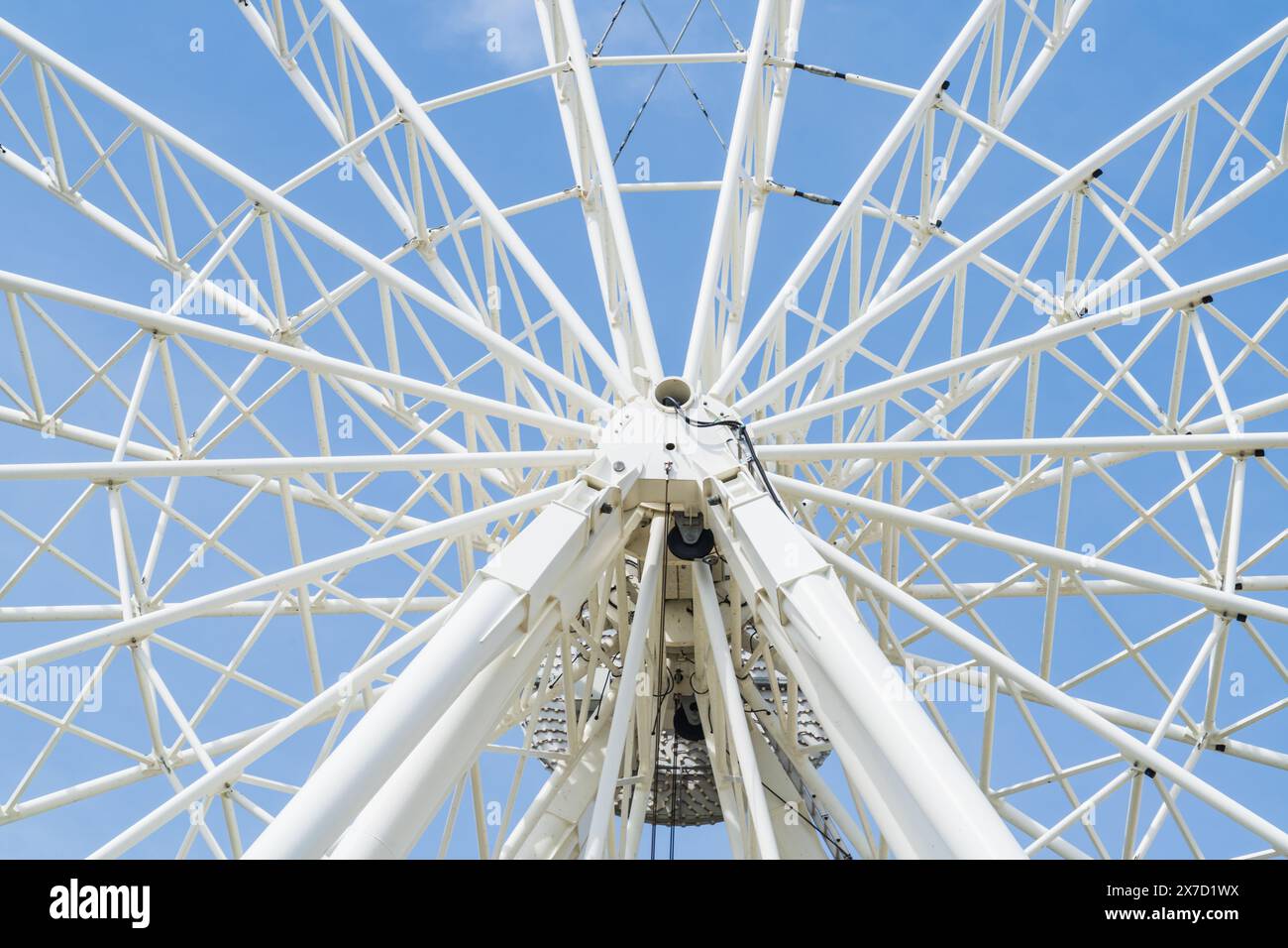 Centre spokes of a large white Ferris Wheel Stock Photo - Alamy