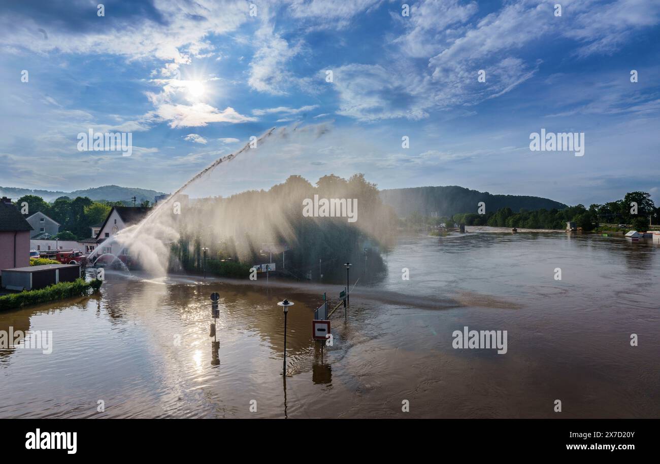 19 May 2024, Saarland, Saarbrücken: The fire department uses huge water ...