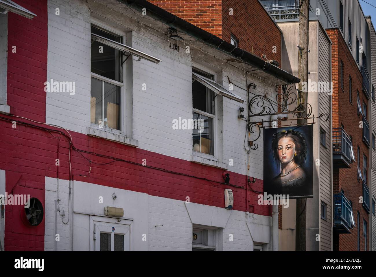 Queen vicotoria hanging pub sign hi-res stock photography and images ...