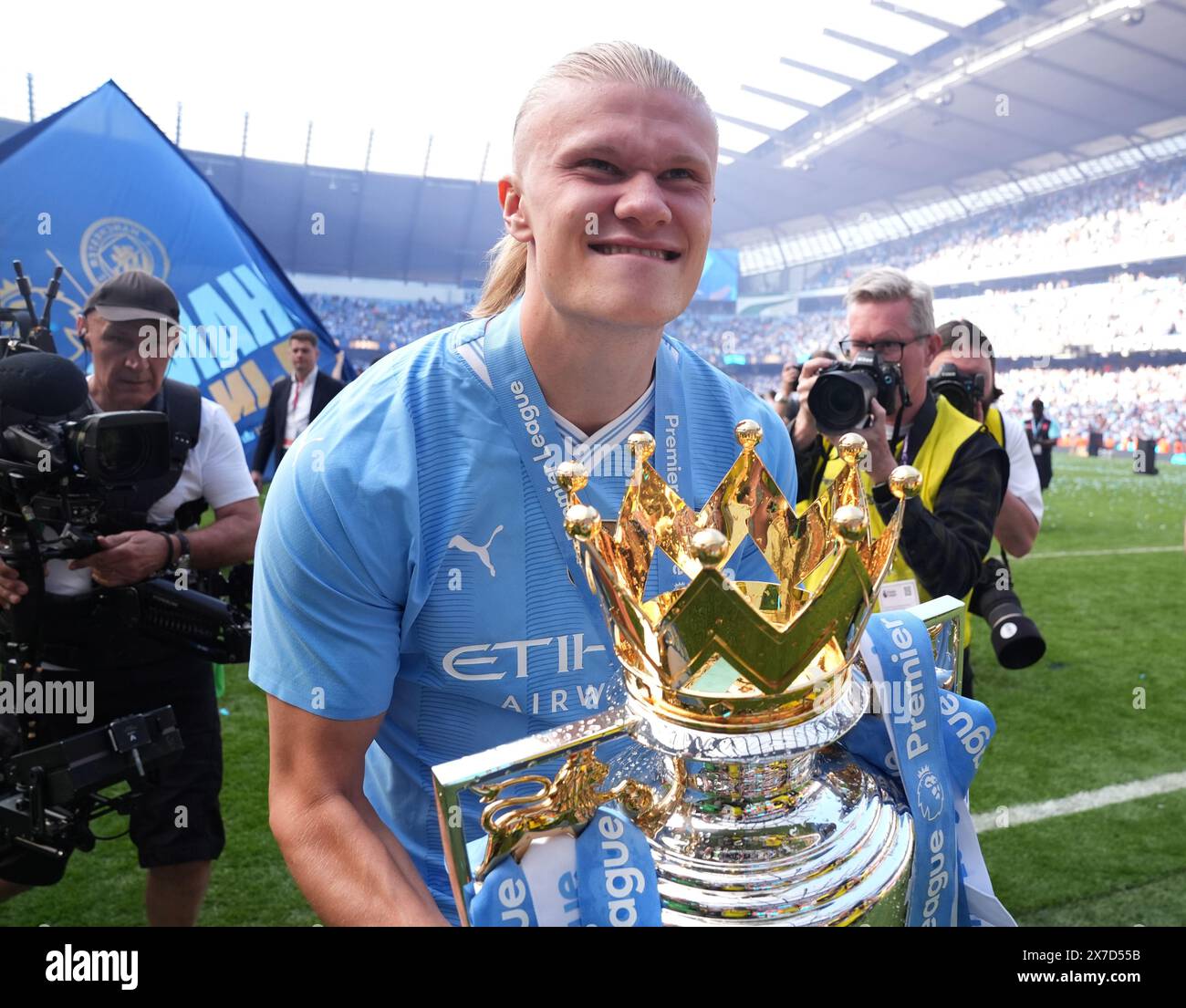 Erling haaland premier league trophy hi-res stock photography and ...