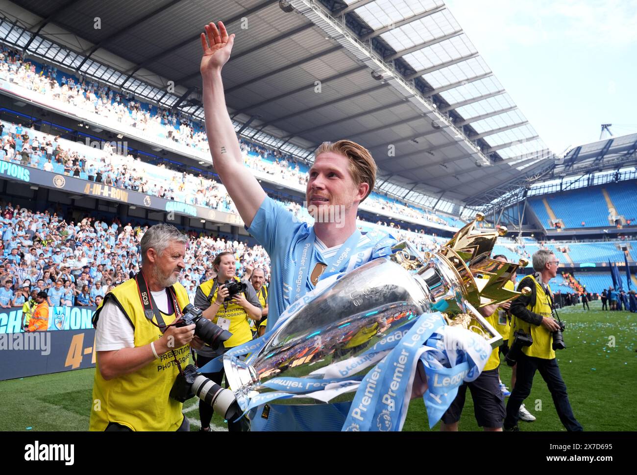 Kevin de bruyne premier league trophy hi-res stock photography and ...